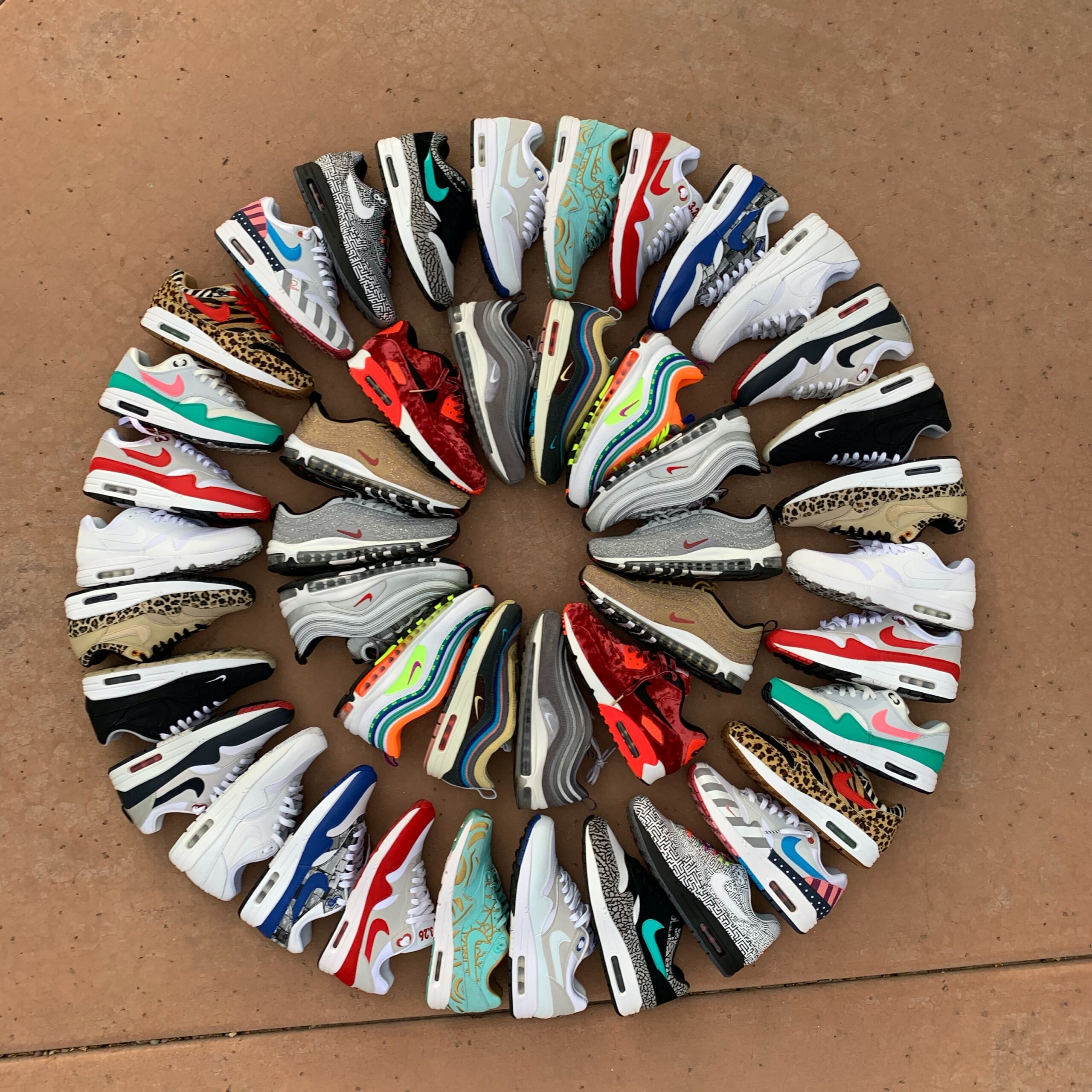 Mahasiswa Wajib Punya Sepatu Sneakers ini! - Rakamin Academy